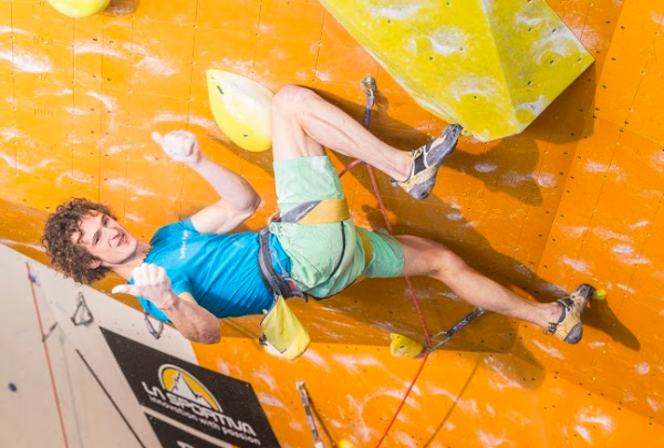 Quand Adam Ondra part grimper en extérieur en pleine compétition ...