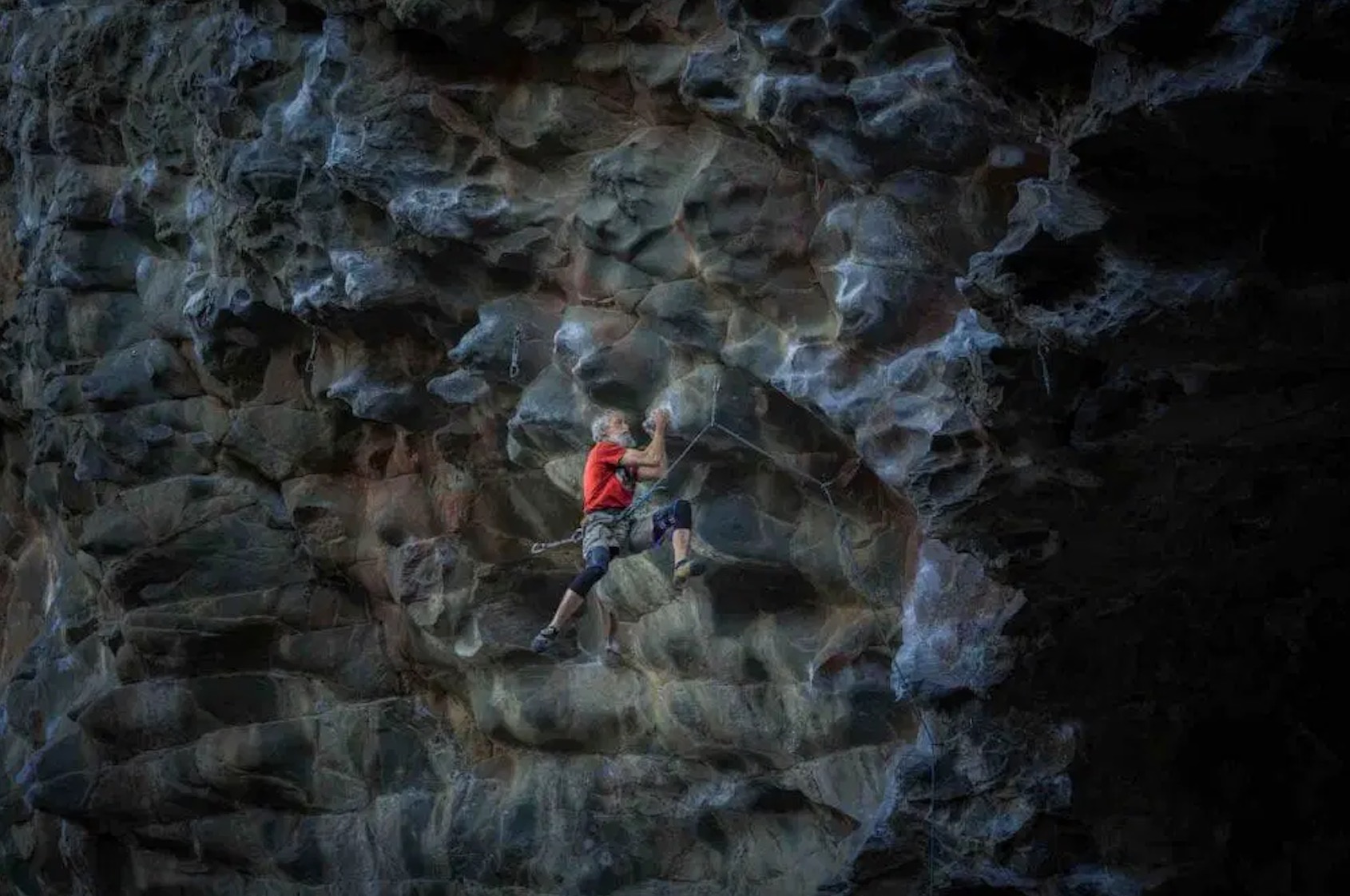 À 72 ans, Ian Elliott repousse les limites de l’âge en escalade ...