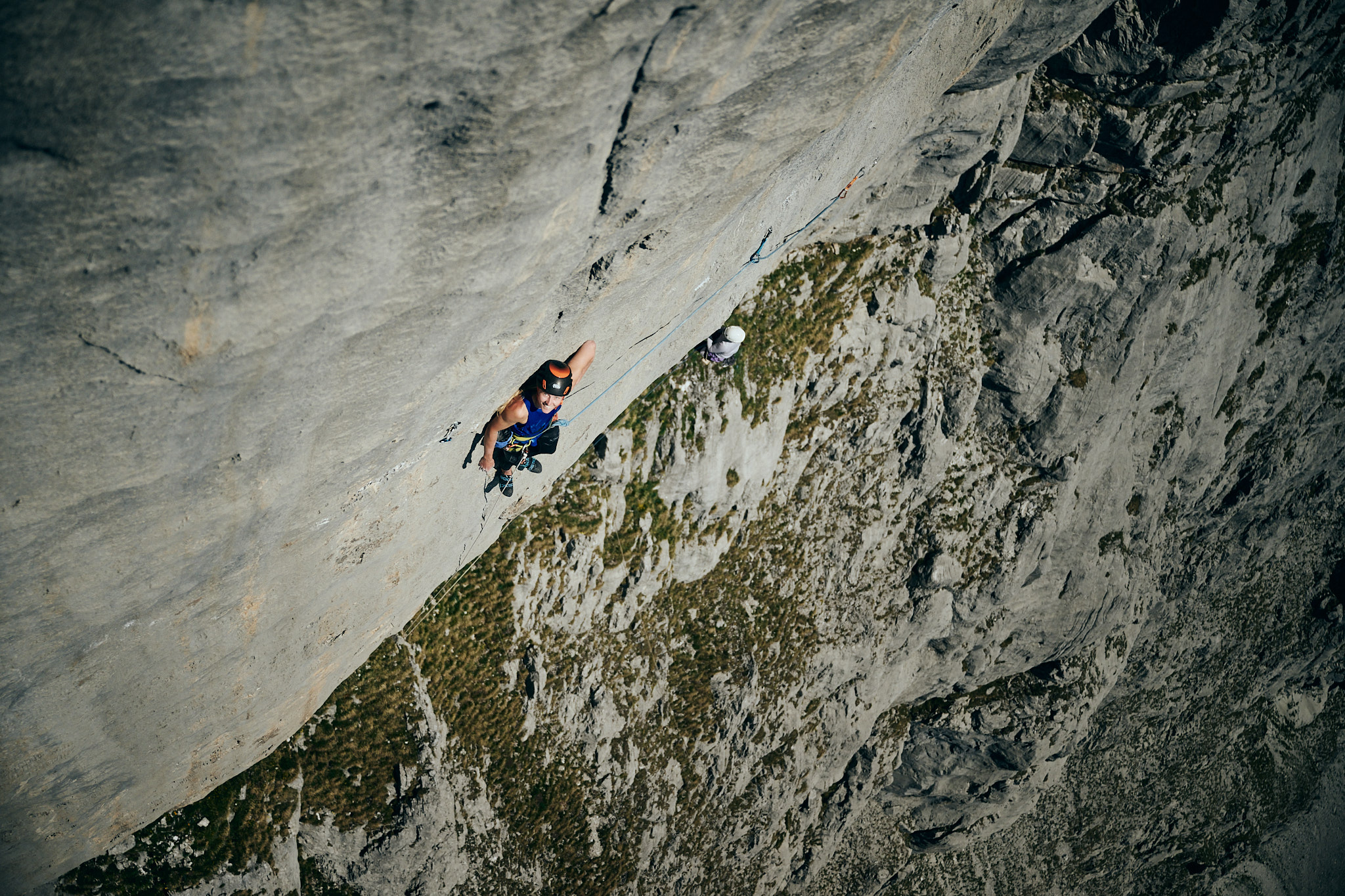 Lara Neumeier enchaîne « Silbergeier » (240 m, 8b+), grande voie ...