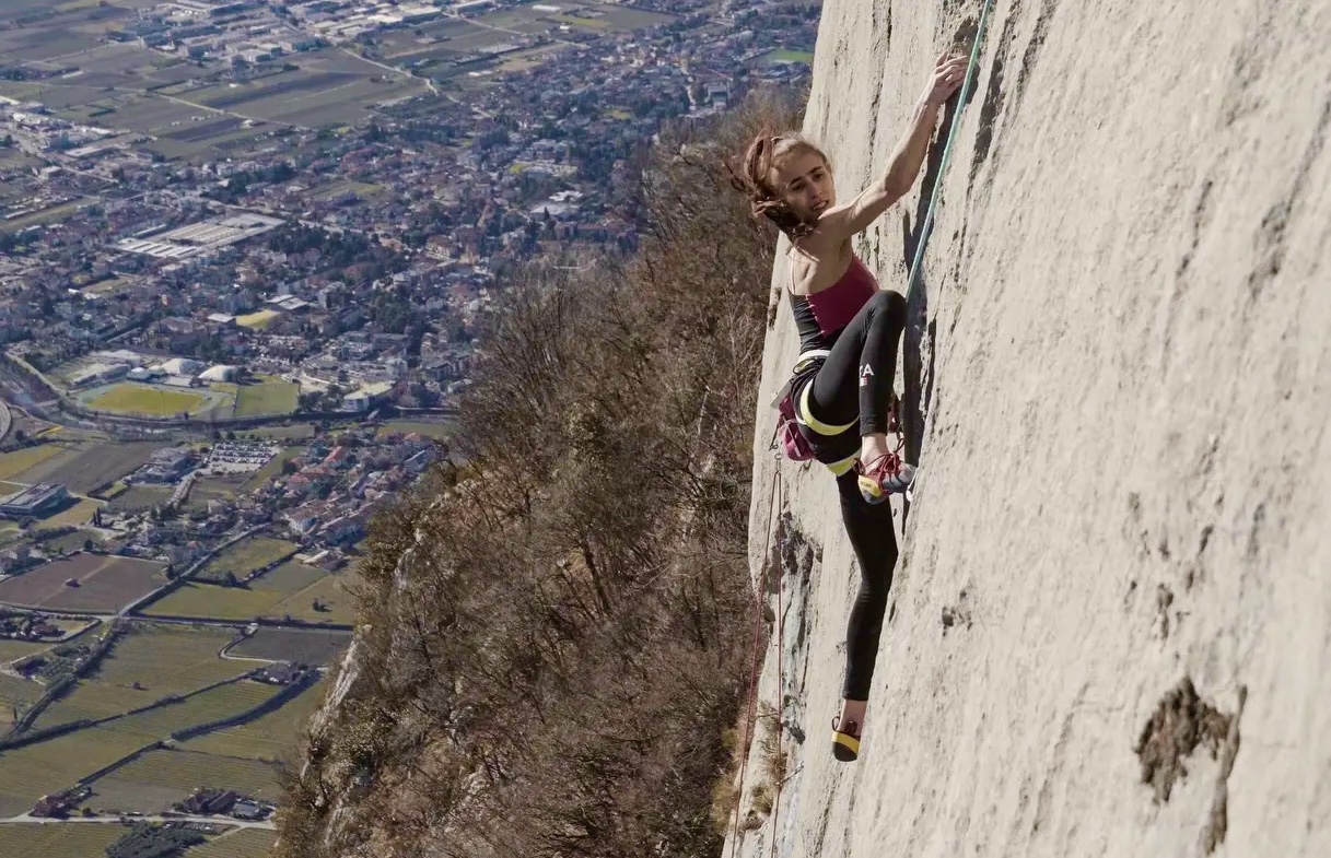 Laura Rogora enchaîne “Niobe”, la dalle en 9a libérée par Adam Ondra ...